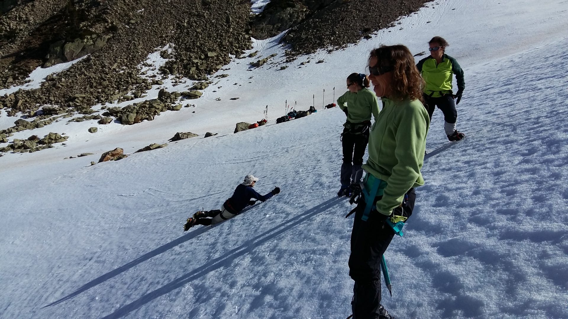 Tuto : comment enrayer une glissade en neige avec un piolet - Club ...
